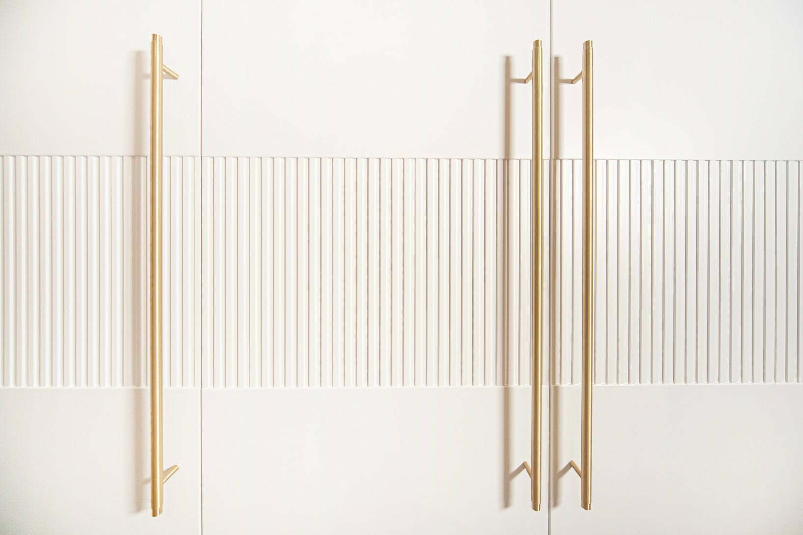 Fitted wardrobes project with lacquered fluted MDF doors, ribbed ...