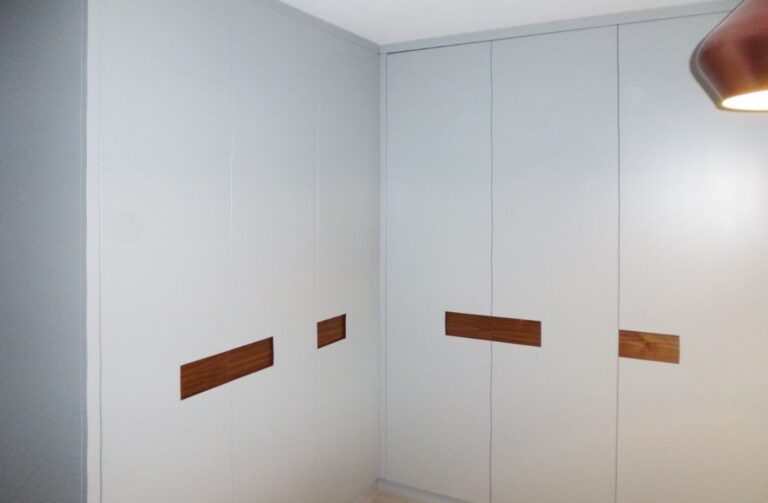 Fitted Corner wardrobes, built in corner sliding and hinged door cupboards