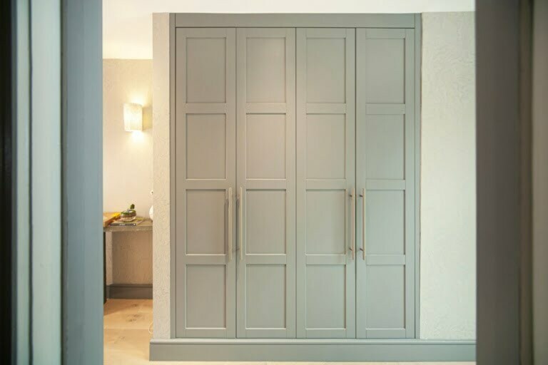 Fitted hallway corridor wardrobe with brass handles, lacquered MDF ...