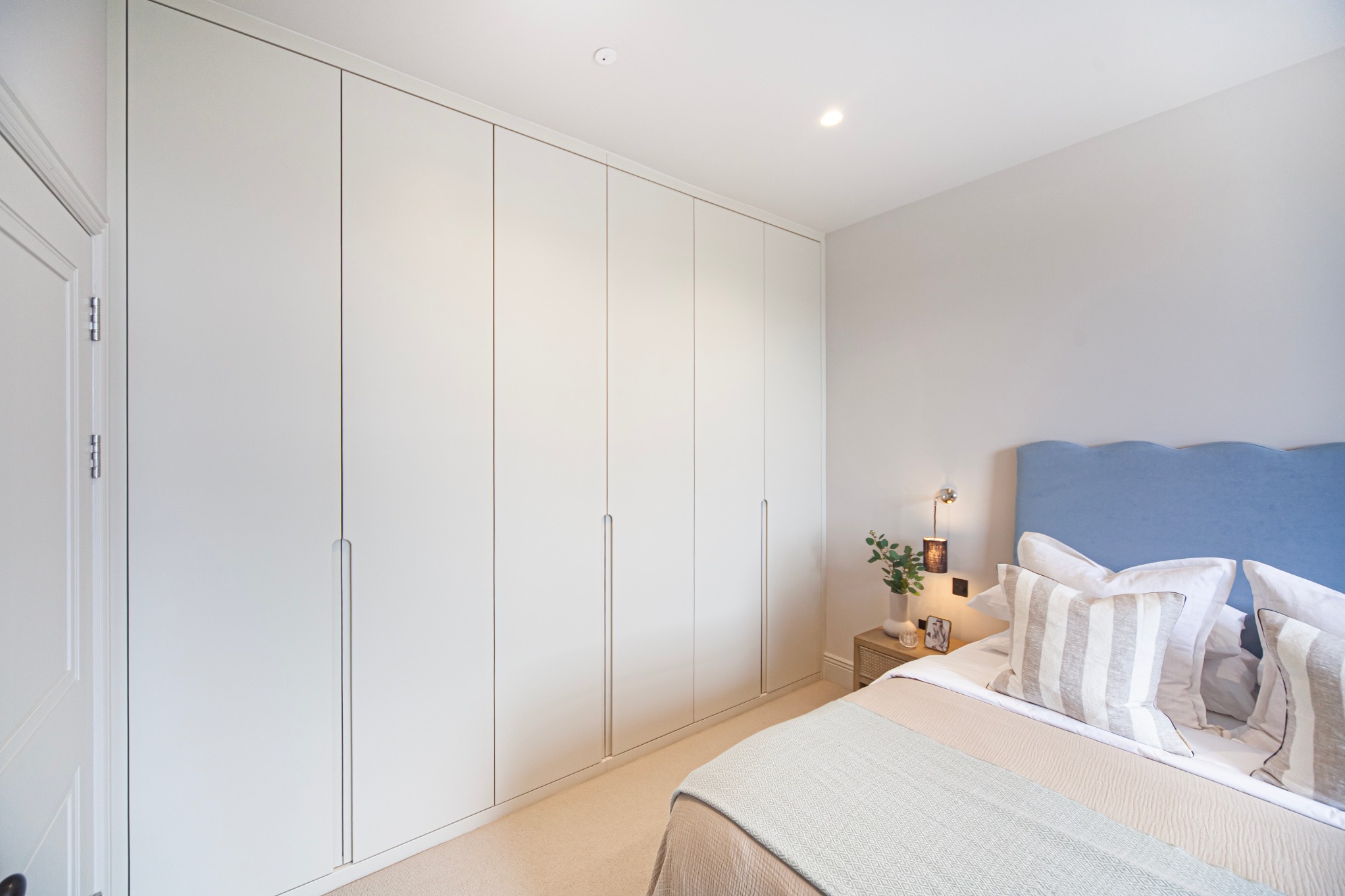 Made to measure fitted wardrobe with sprayed lacquered MDF doors and ...